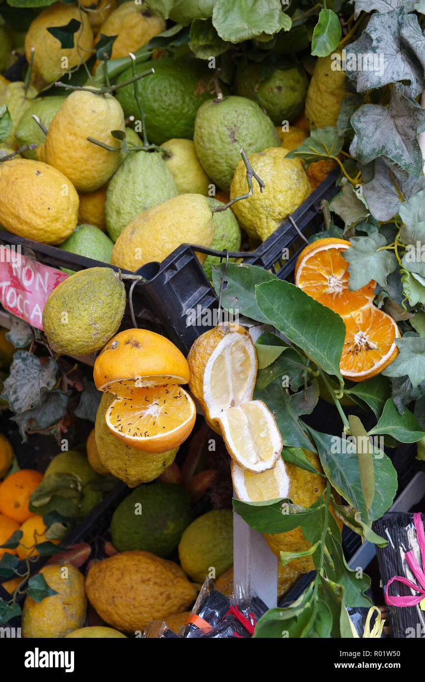 03 September 2018, Italy, Taormina: Citrus fruits on display in a shop ...