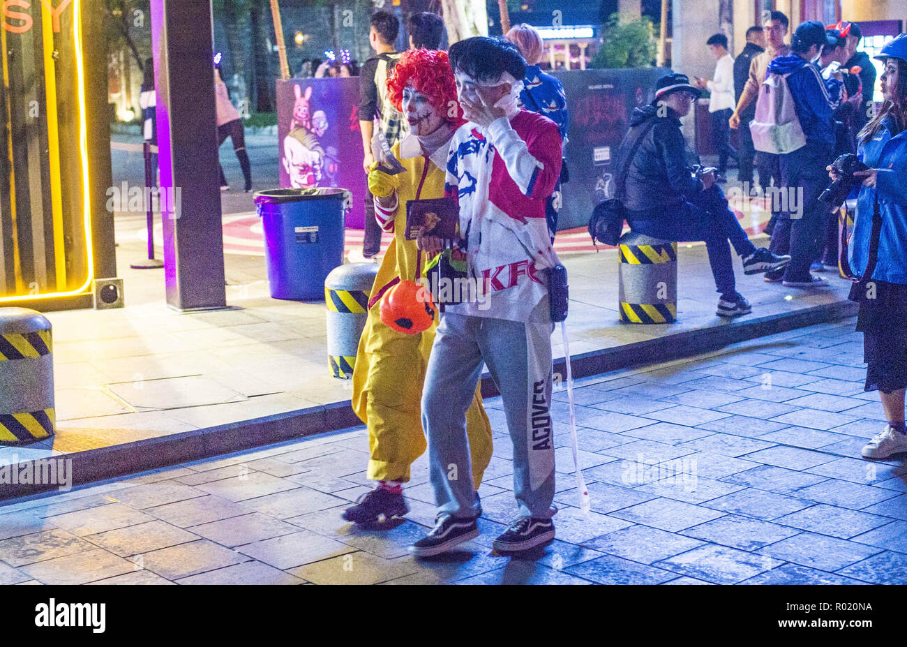 Chengdu, Chengdu, China. 1st Nov, 2018. Chengdu, CHINA-People wearing ...