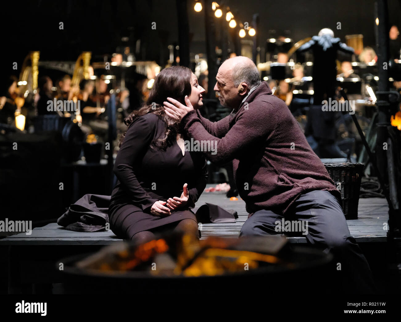 Stuttgart, Germany. 30th Oct, 2018. Claudia Mahnke (l, in the role of ...