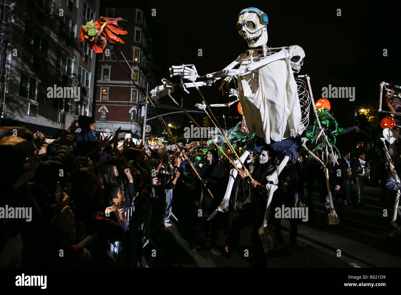 New York, New York, USA. 31st Oct, 2018. Revelers participate in the ...