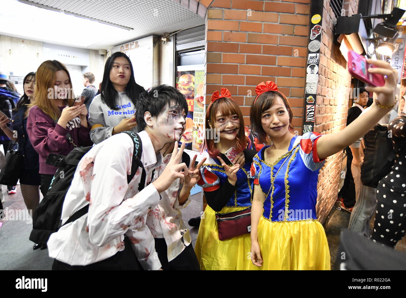 Shibuya, Tokyo, Japan. 31st Oct, 2018. People in costume celebrate ...