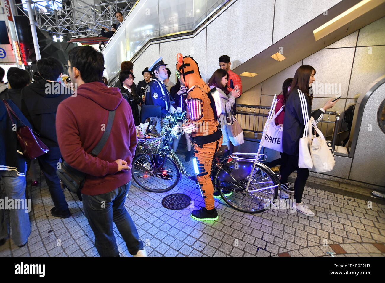 Shibuya, Tokyo, Japan. 31st Oct, 2018. People in costume celebrate ...