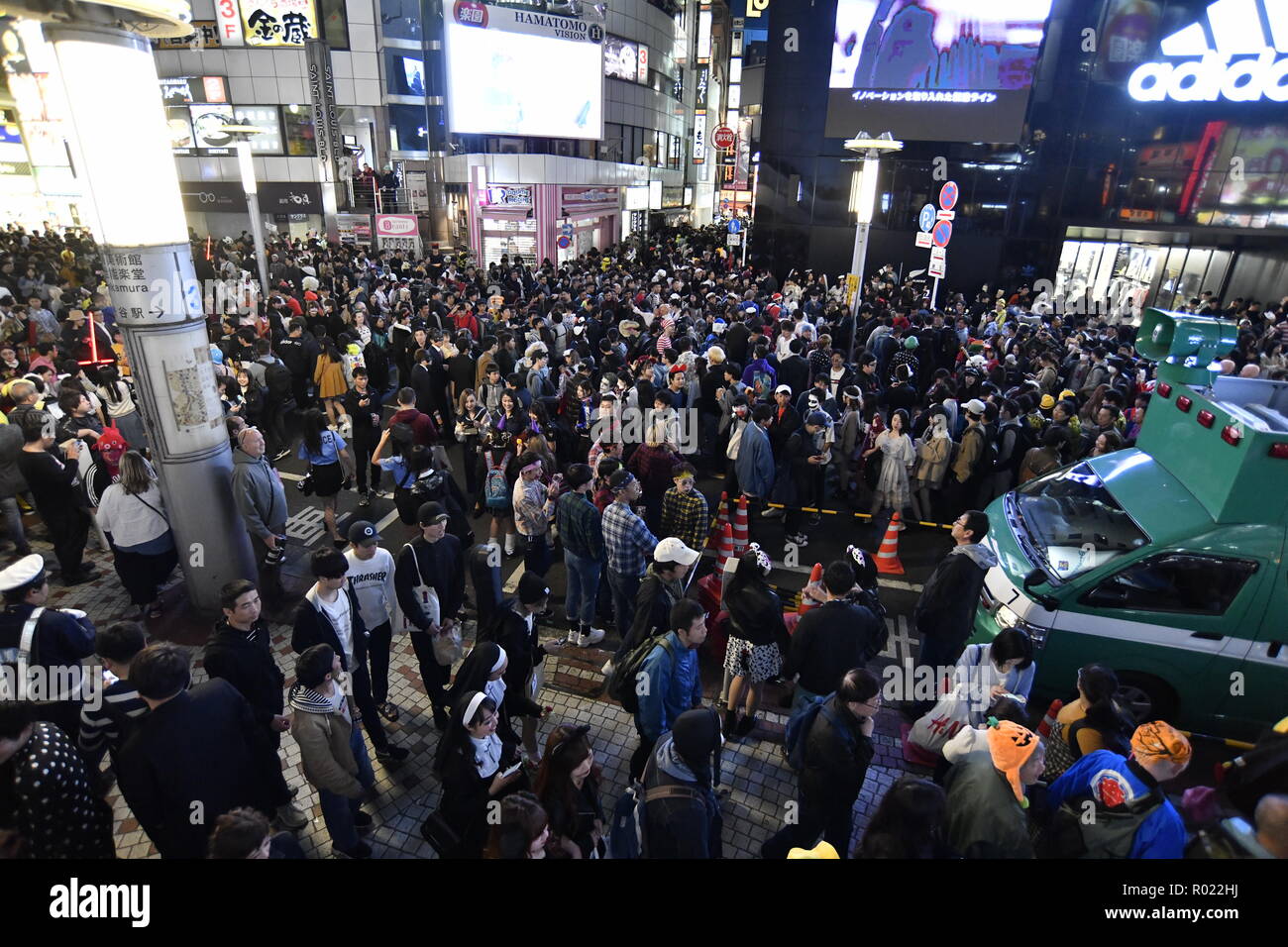 Shibuya, Tokyo, Japan. 31st Oct, 2018. People in costume celebrate ...