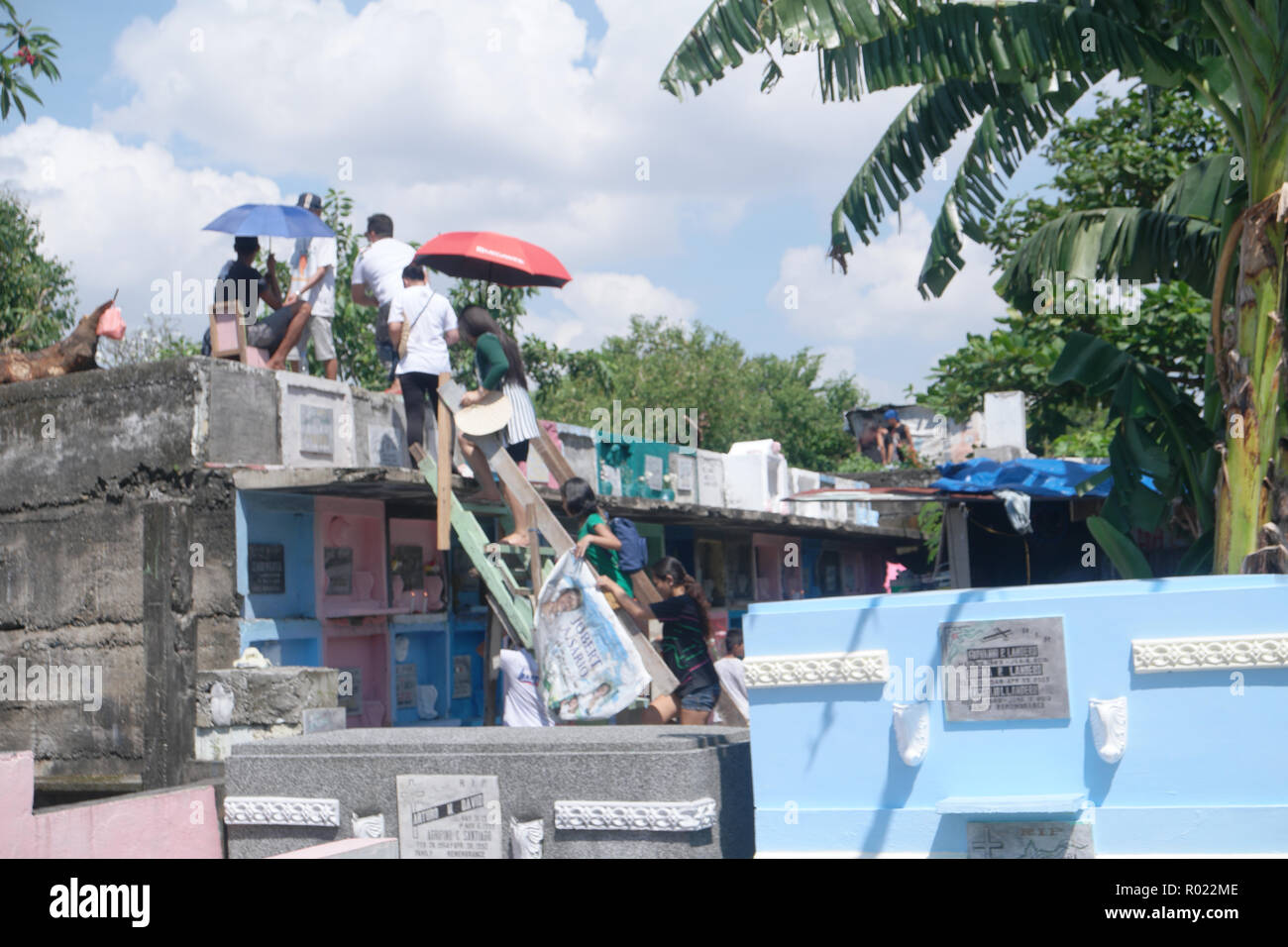 Living in manila north cemetery hi-res stock photography and images - Alamy