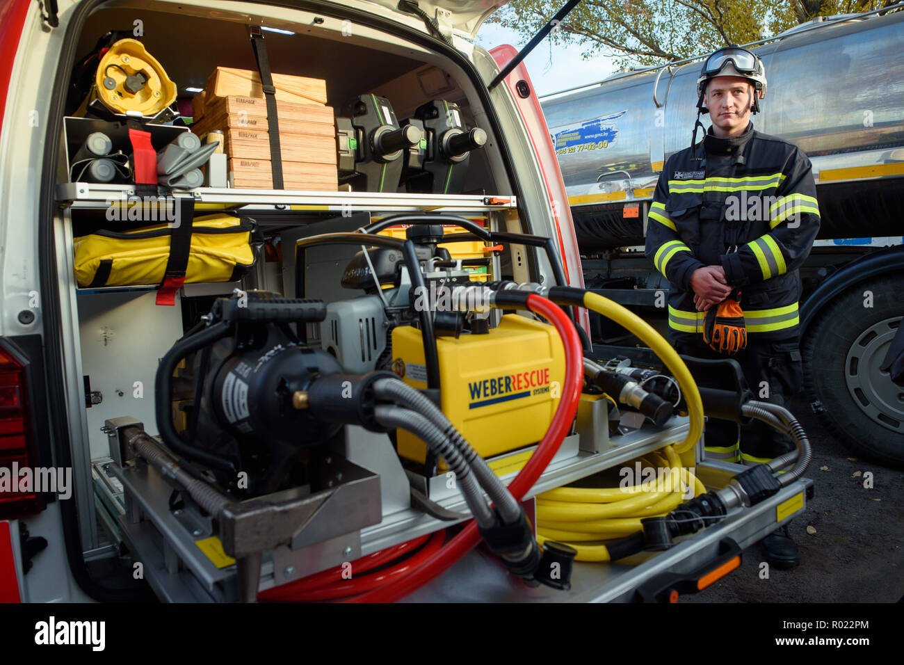 Slowjansk, Ukraine. 29th Oct, 2018. A Ukrainian firefighter shows ...