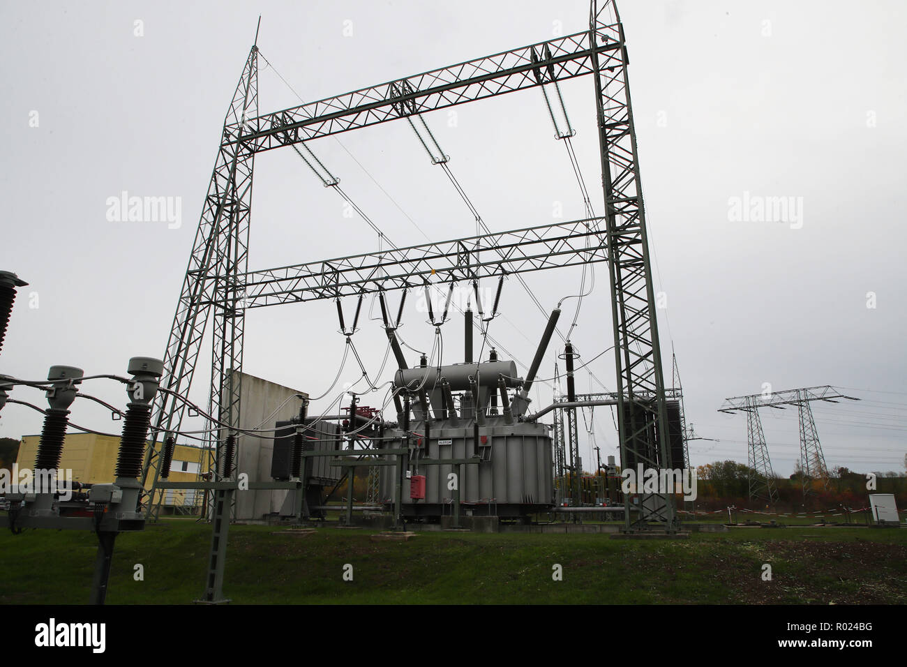 01 November 2018, Thuringia, Großschwabhausen: View of the 380/110 ...