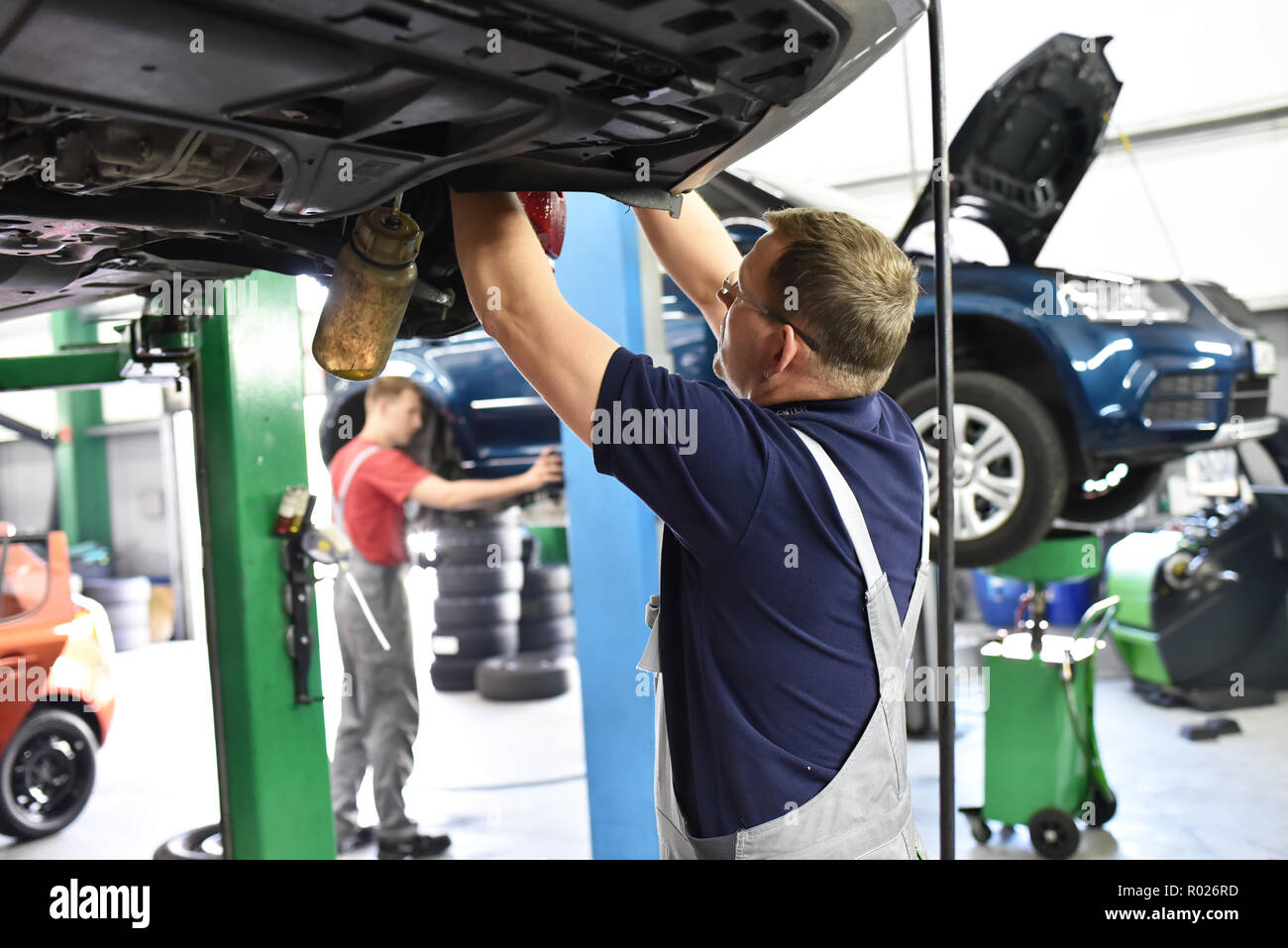 Man changes car wheel hi-res stock photography and images - Alamy