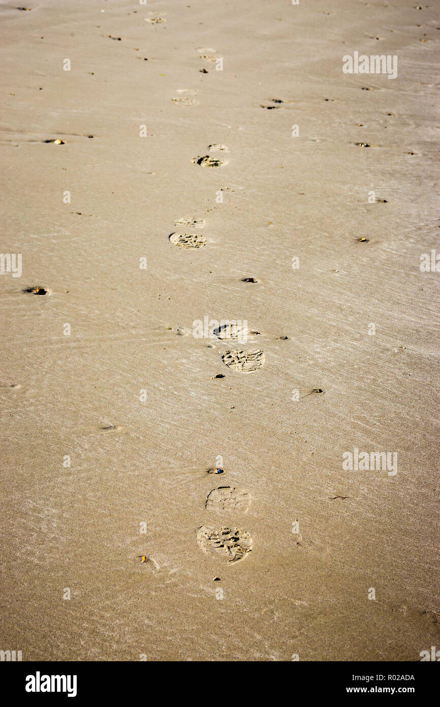 Footprints in sand sun hi-res stock photography and images - Alamy