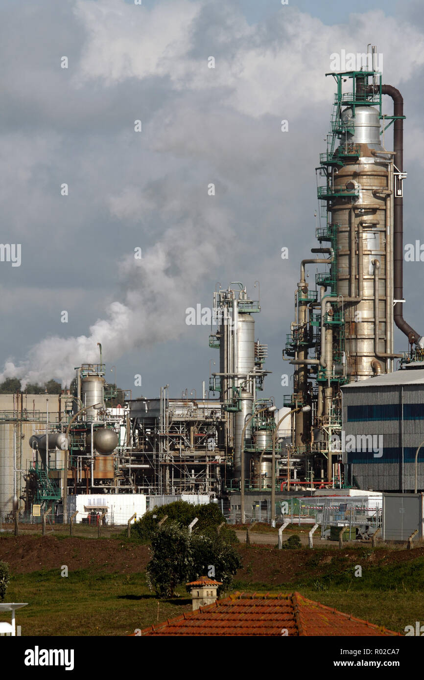 Part of a big oil refinery seeing steam Stock Photo - Alamy
