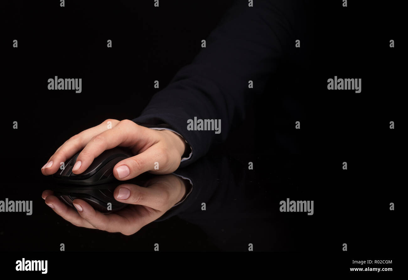 Hand using wireless mouse in a dark environment Stock Photo - Alamy