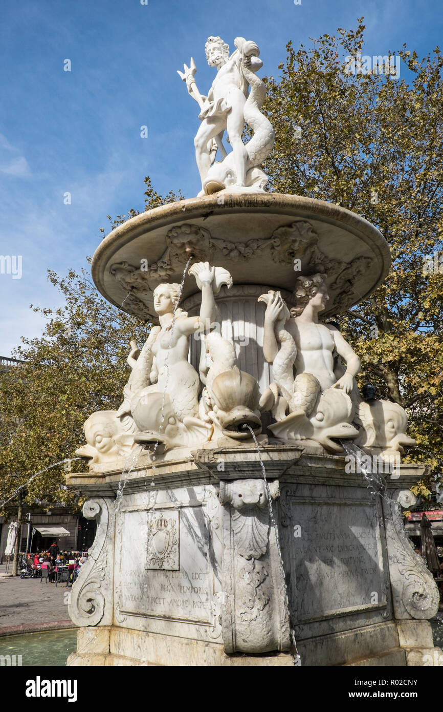 France fontaine de neptune fountain hi-res stock photography and images ...
