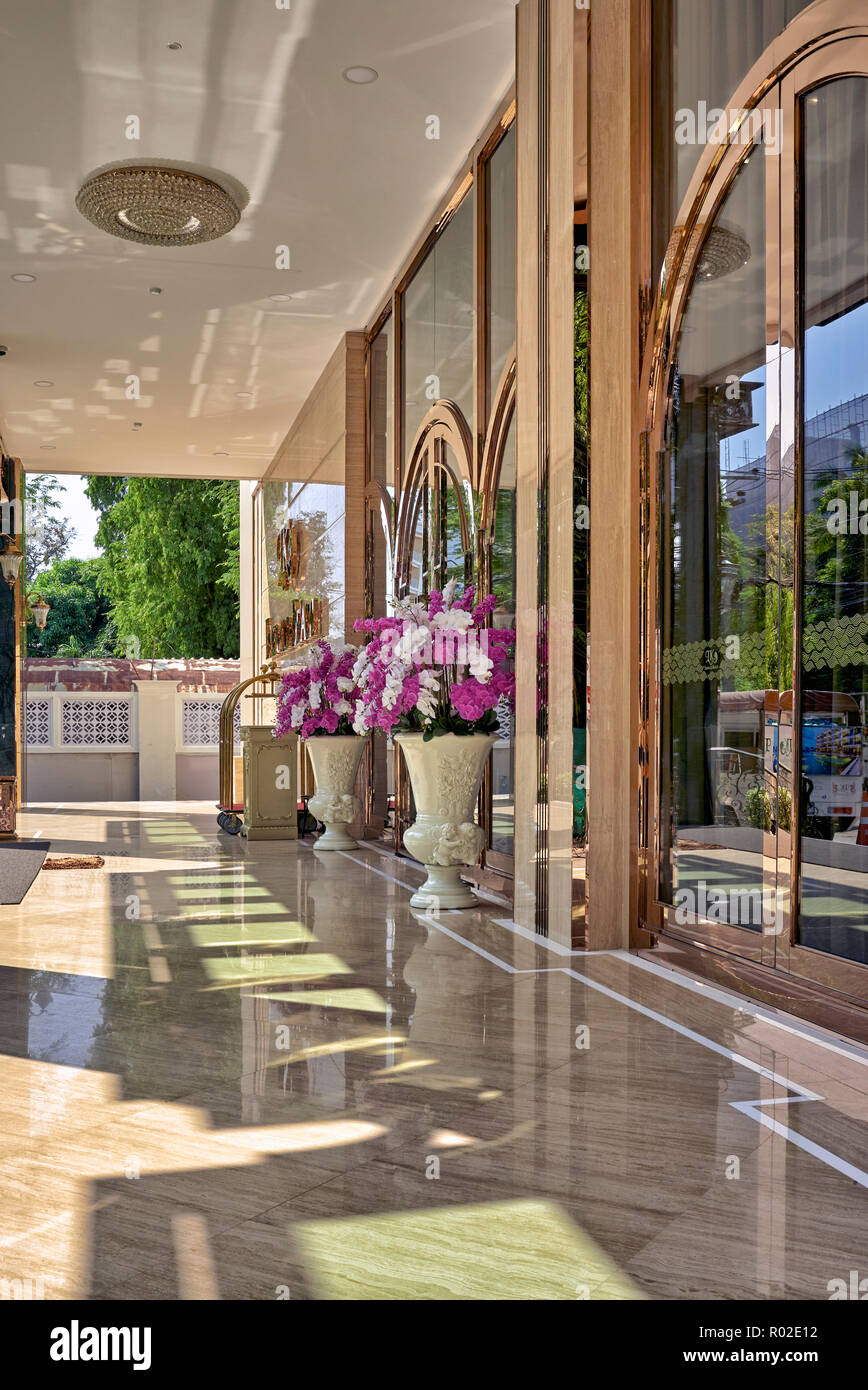 Hotel entrance doors hi-res stock photography and images - Alamy