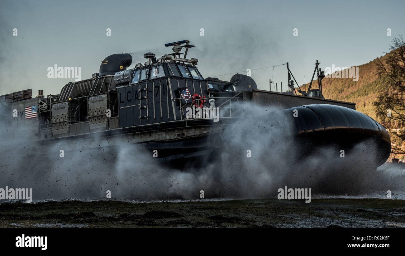 A US Navy Landing Craft Air Cushion (LCAC) hits the beach in Ålvund ...