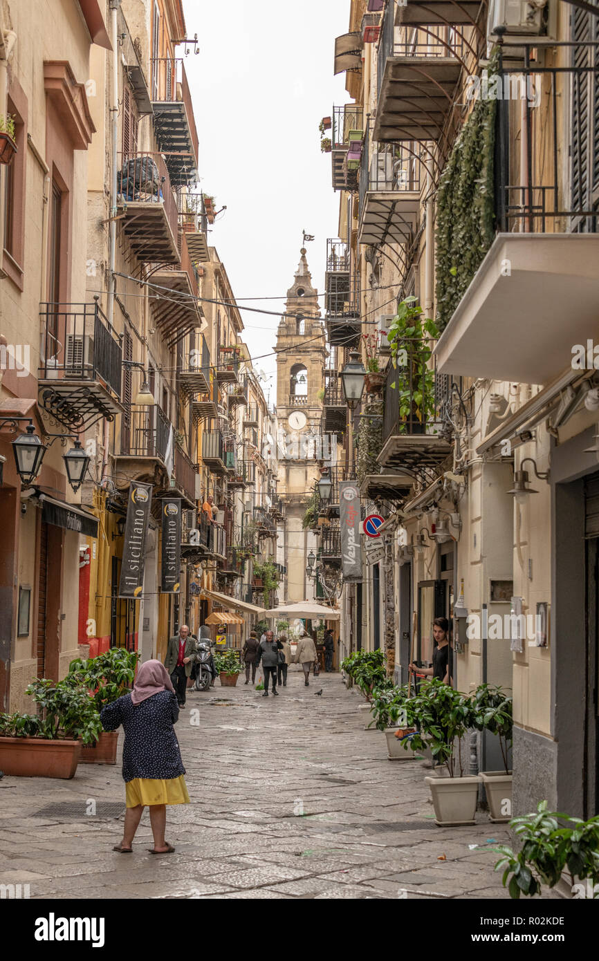 Windows balcony facade sicily hi-res stock photography and images - Alamy