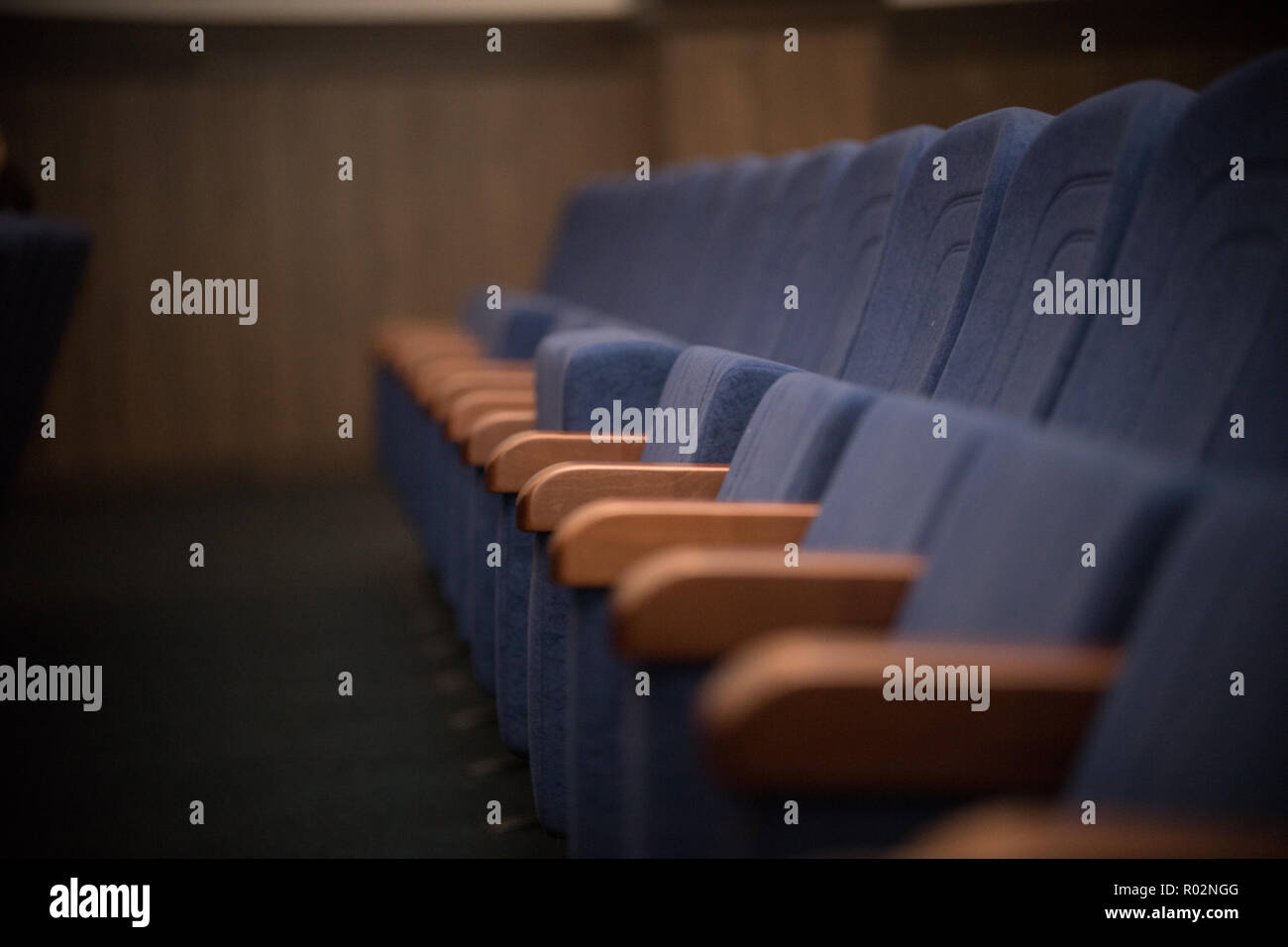 Cinema screen blue seats hi-res stock photography and images - Alamy