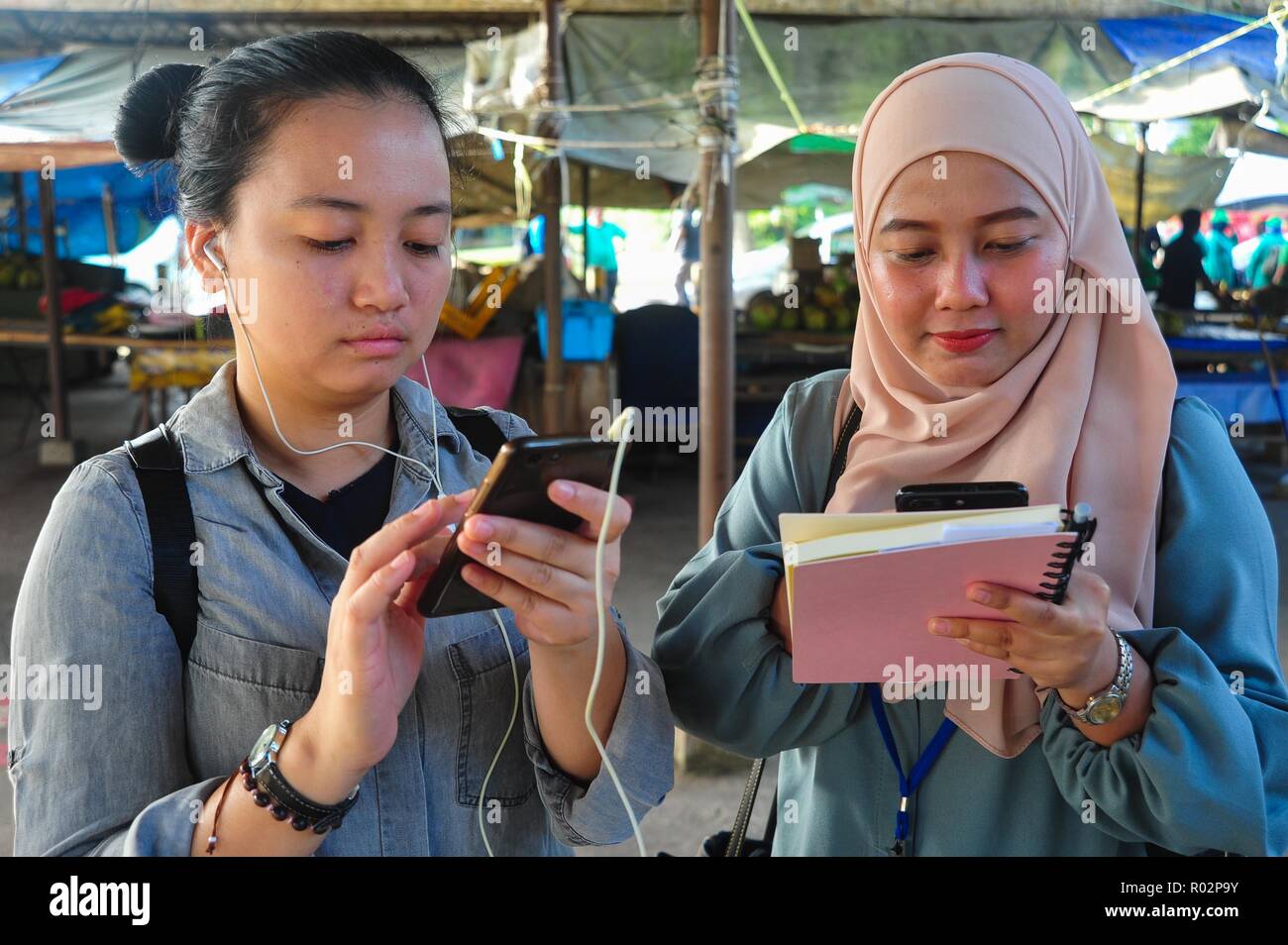 Social media smartphones hi-res stock photography and images - Alamy