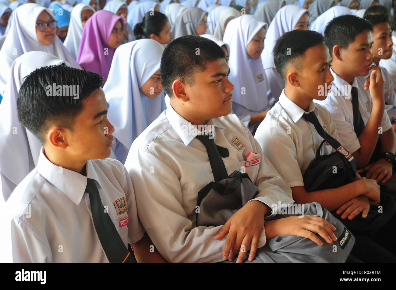 School teenagers technology asia hi-res stock photography and images ...