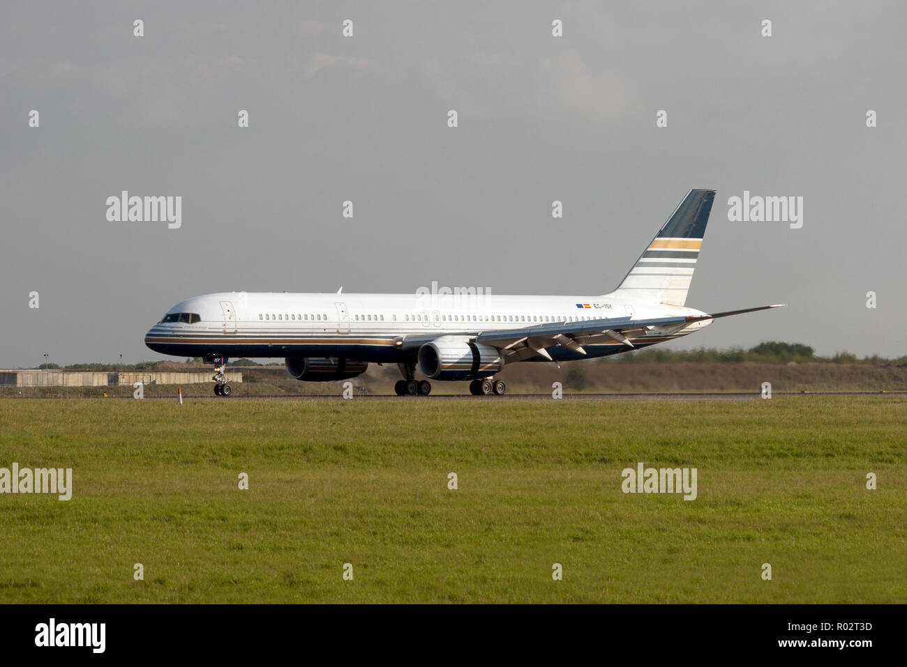 Side view jet boeing 757 hi-res stock photography and images - Alamy