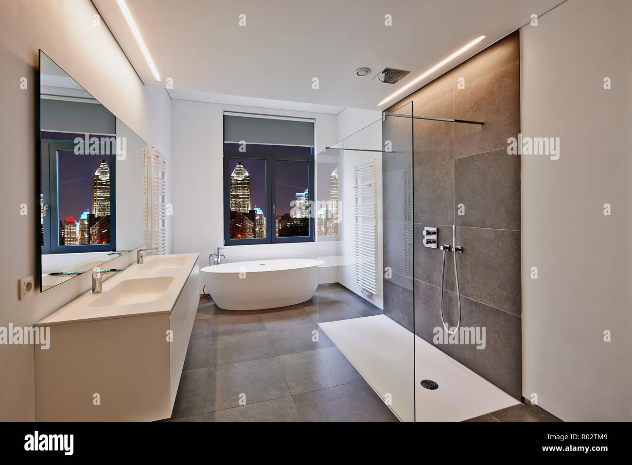 Modern mansion lights hi-res stock photography and images - Alamy