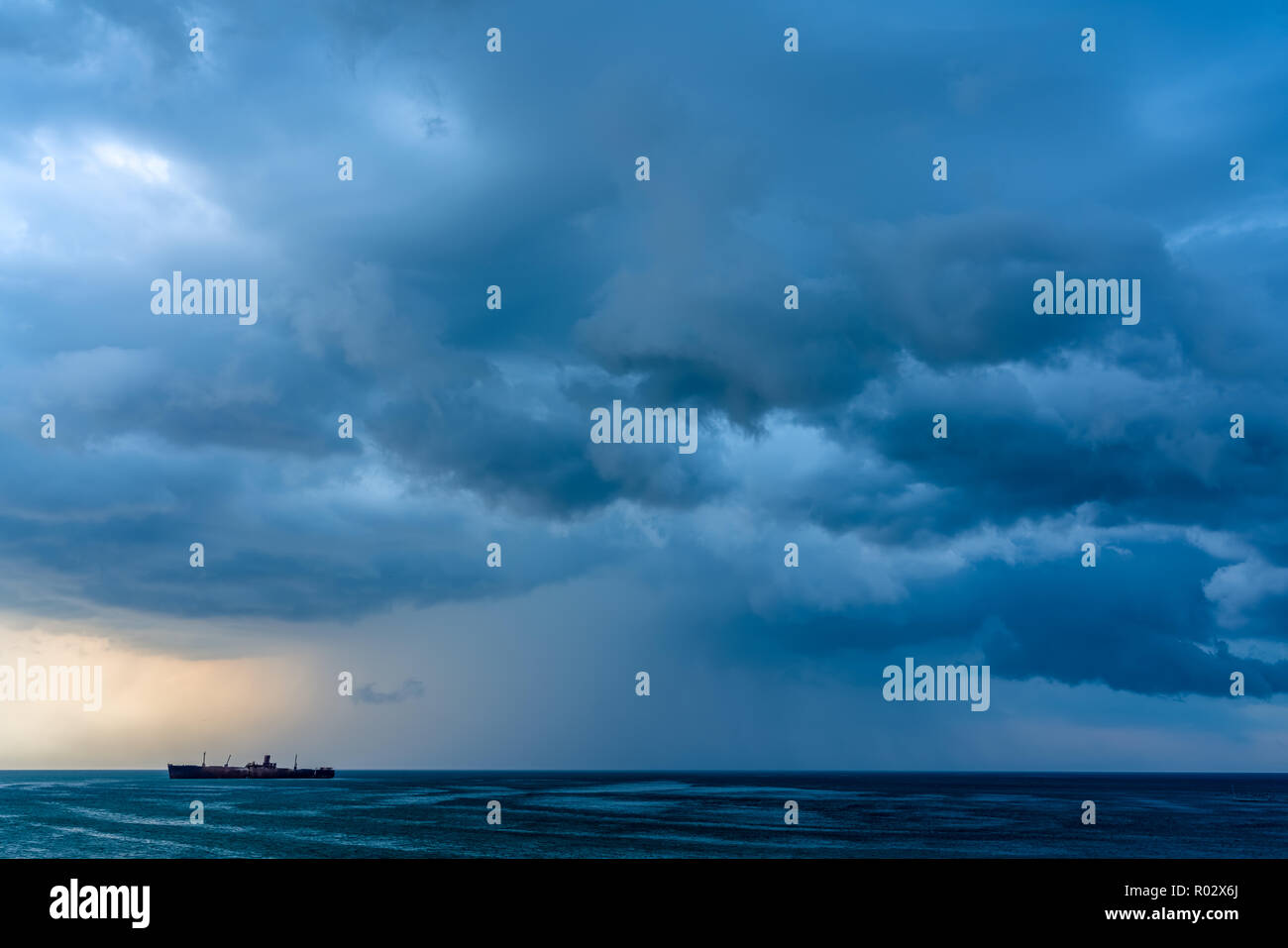 Clouds gathering ocean hi-res stock photography and images - Alamy