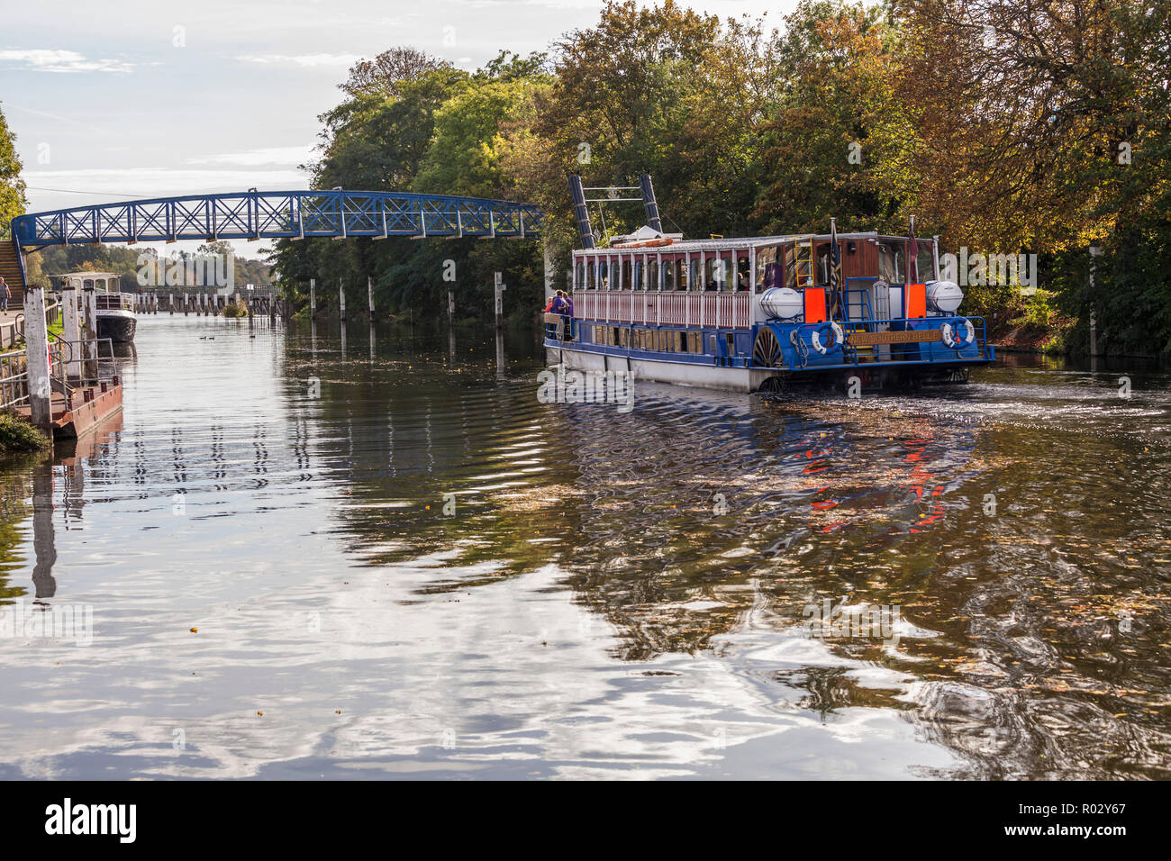 The New Southern Belle makes its way down the River Thames at ...