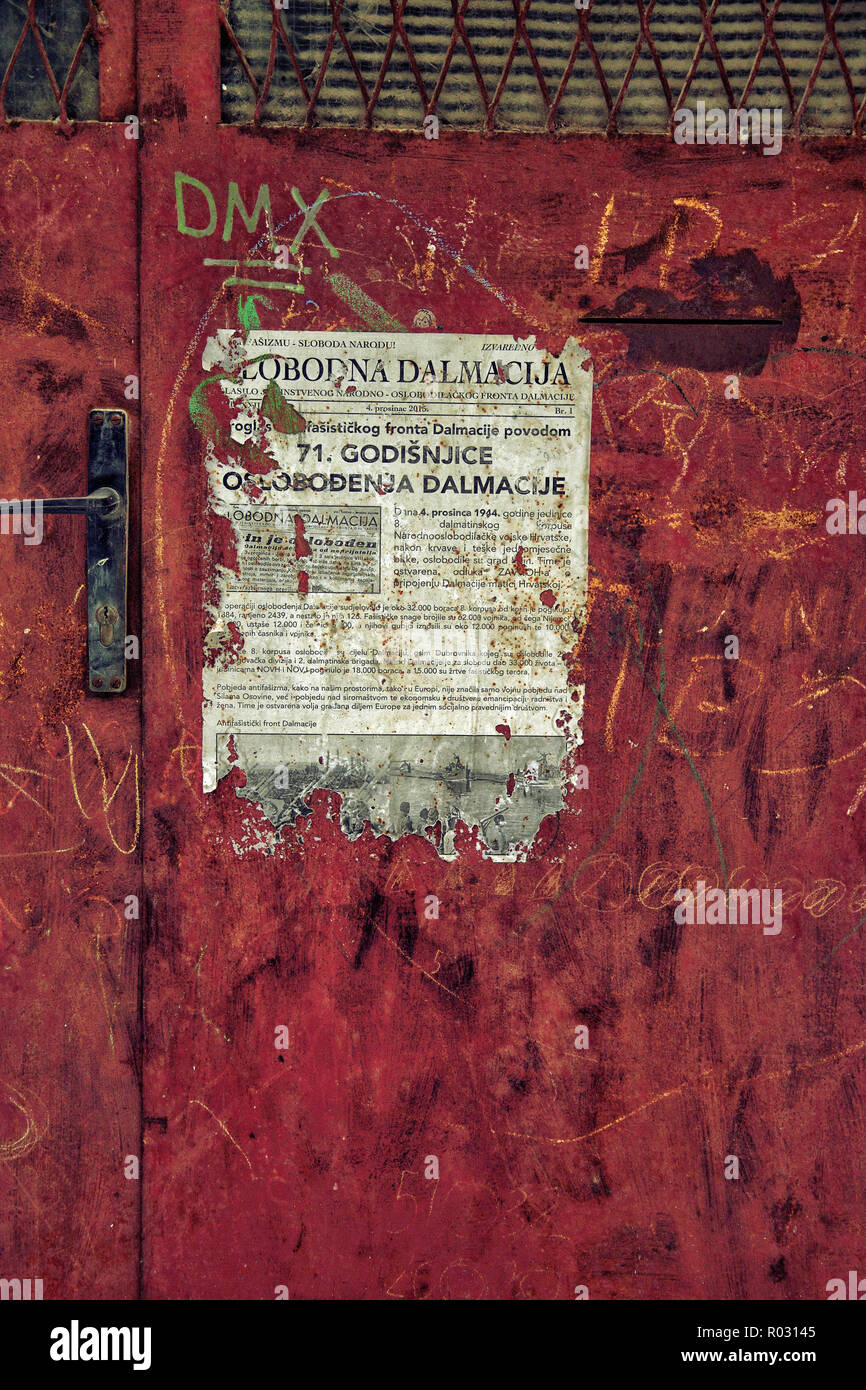 Torn and peeling posters hi-res stock photography and images - Alamy