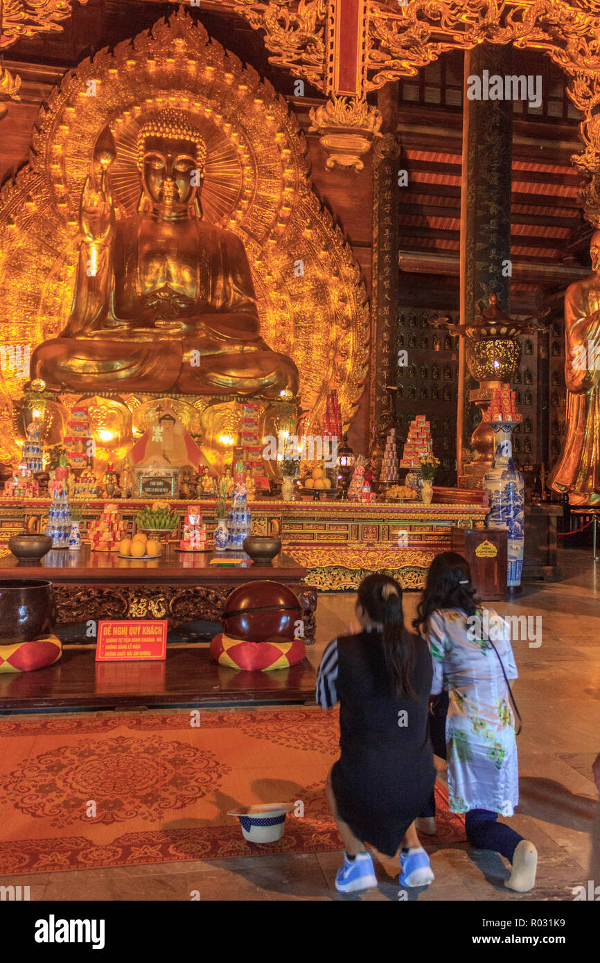 Water inside the golden temple hi-res stock photography and images - Alamy
