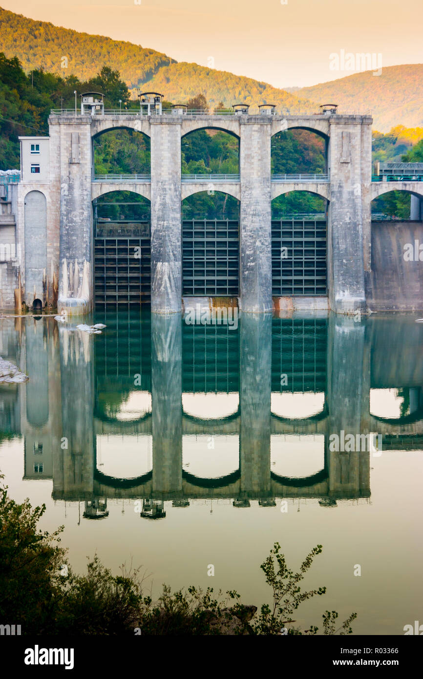 Dam gates hi-res stock photography and images - Alamy