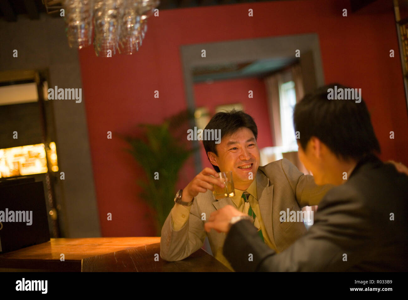 2 men talking bar hi-res stock photography and images - Alamy
