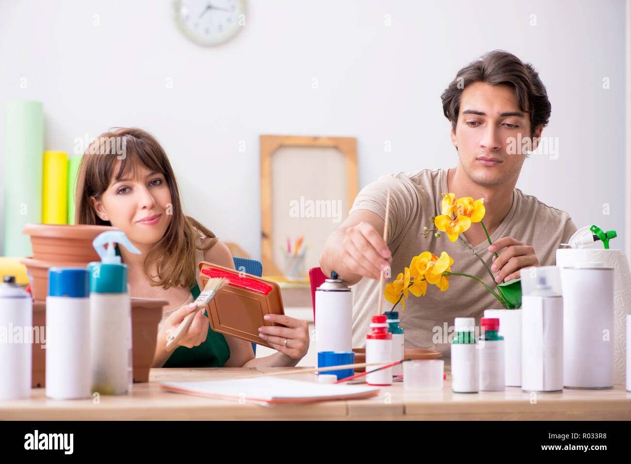 Couple decorating pots in workshop during class Stock Photo - Alamy