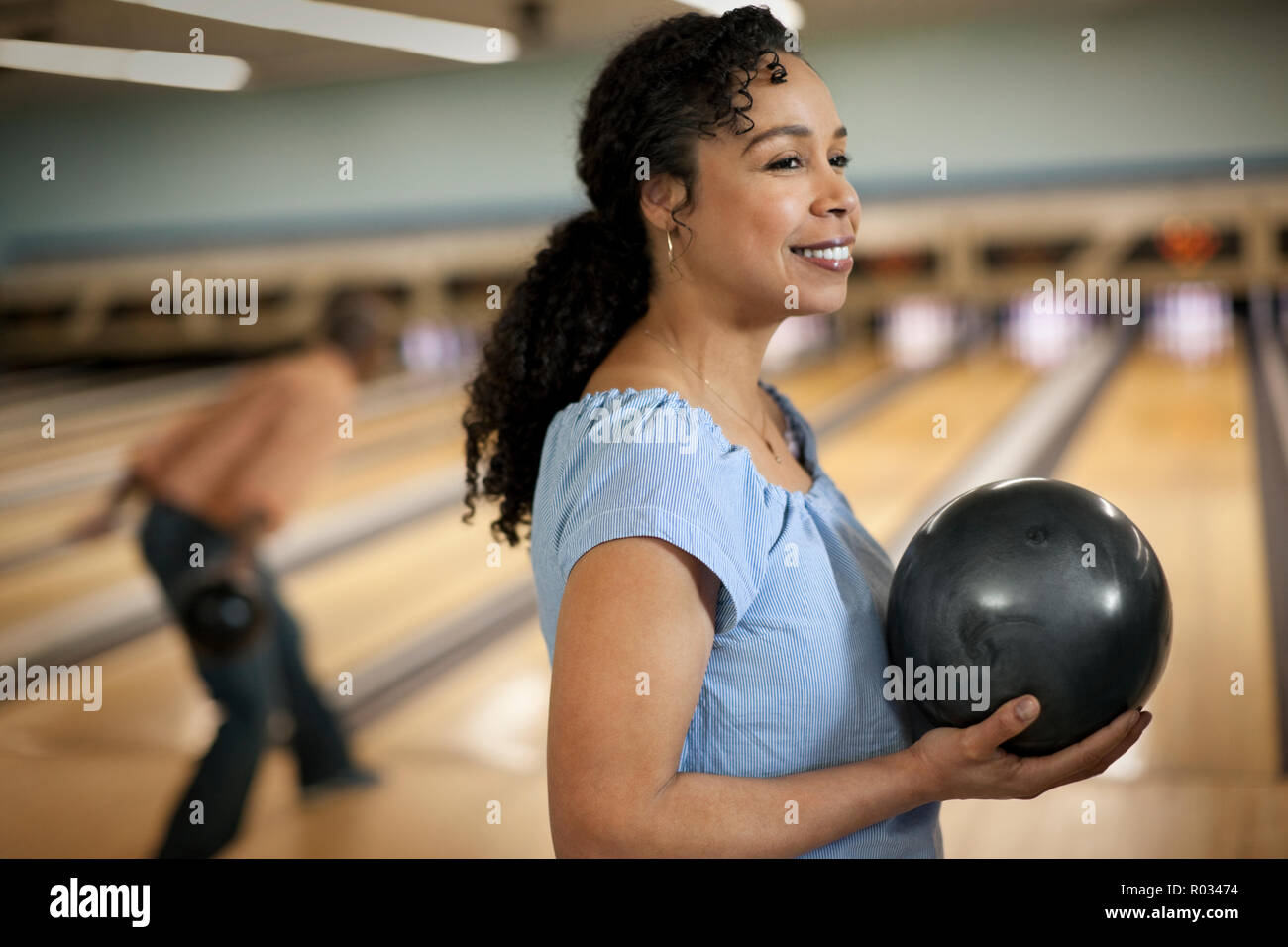 Women holding bowling balls hi-res stock photography and images - Alamy