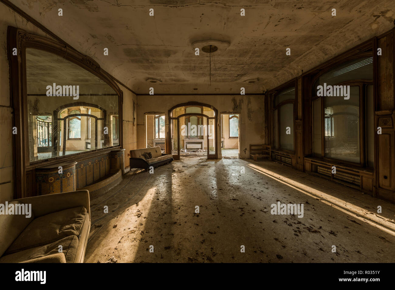 Abandoned mansion france hi-res stock photography and images - Alamy