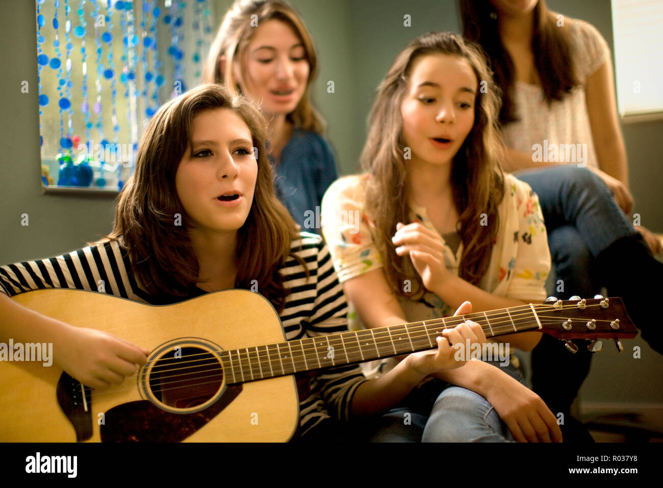 Small group of friends singing Stock Photo - Alamy