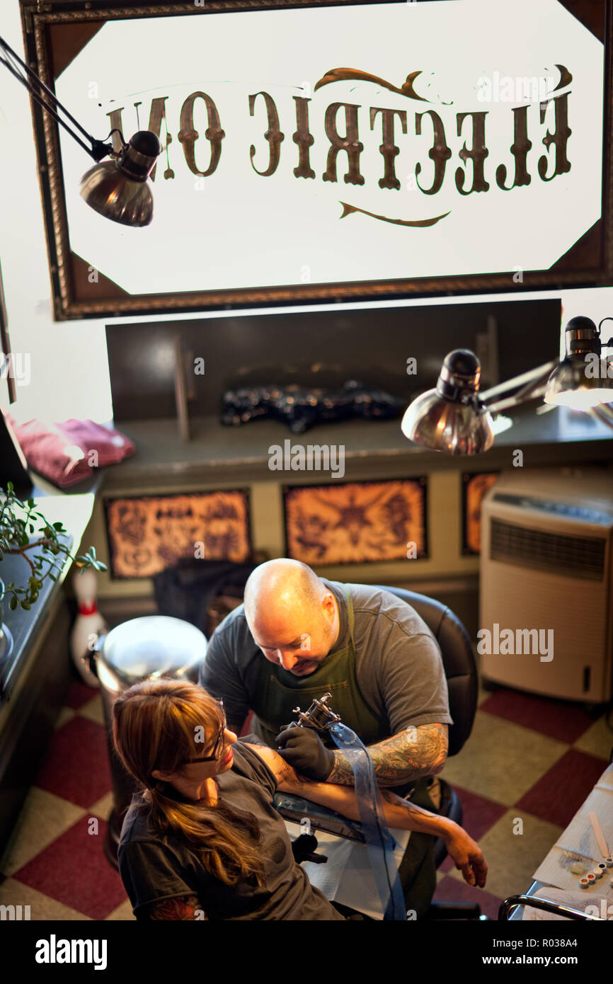 Tattooed females hi-res stock photography and images - Alamy