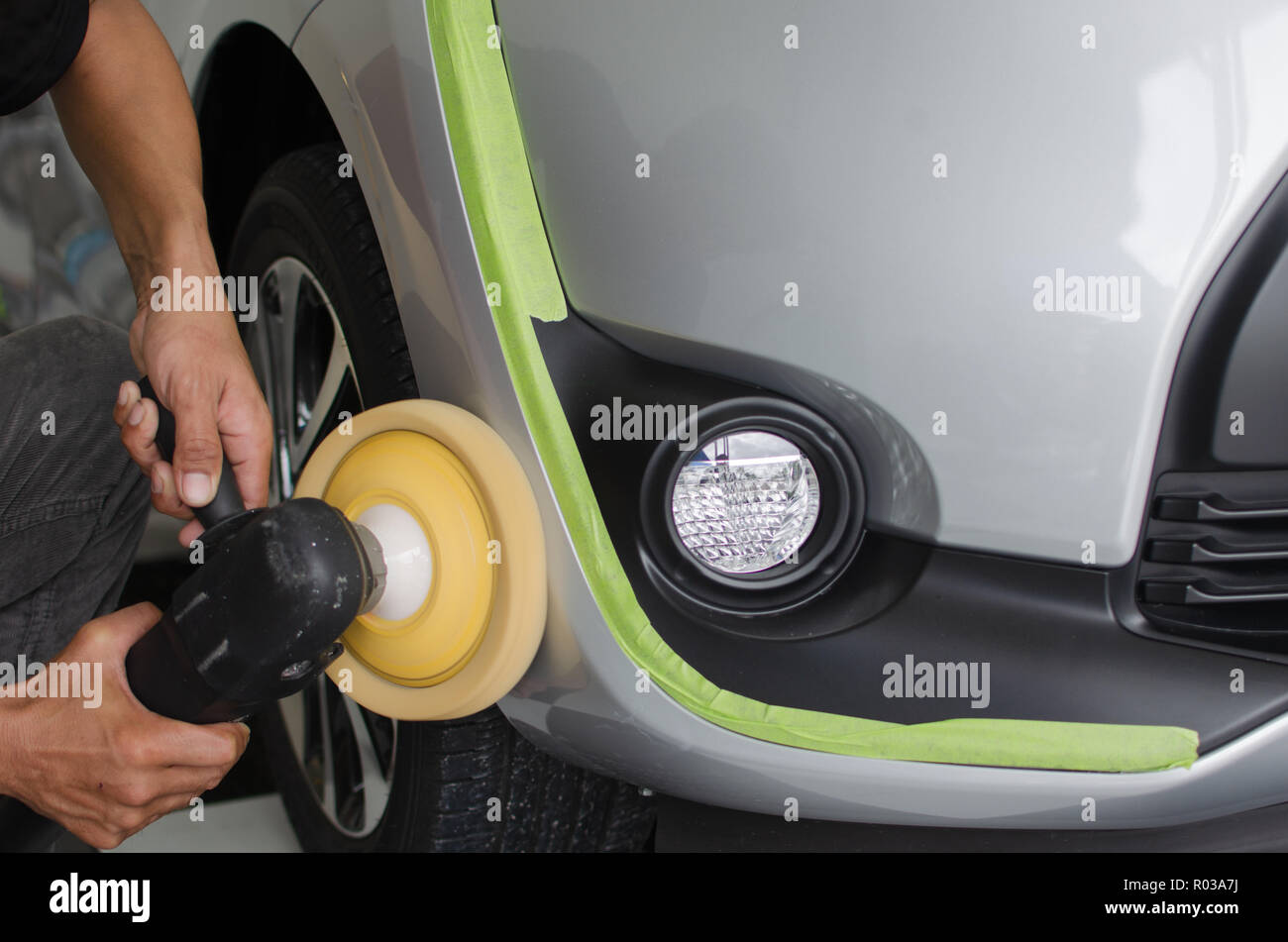 A man's hands holding the work tool polish the car Stock Photo - Alamy