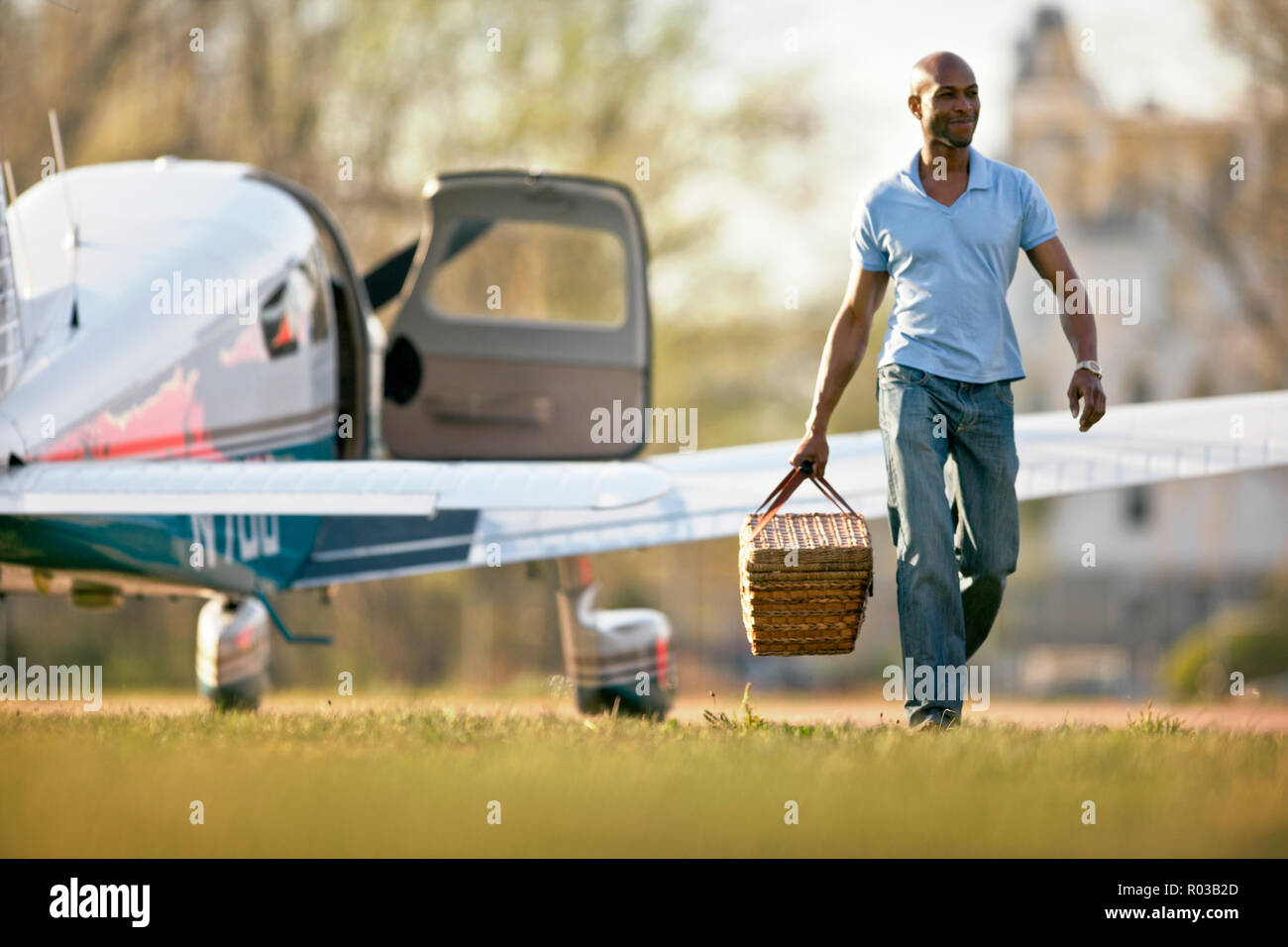 Men walking to an airplane hi-res stock photography and images - Alamy