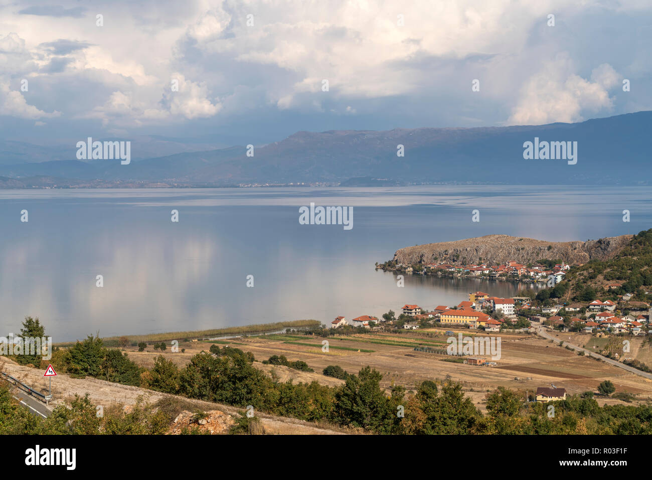 Halbinsel und Ortschaft Lin am Ohridsee, Albanien, Europa | Lin village ...