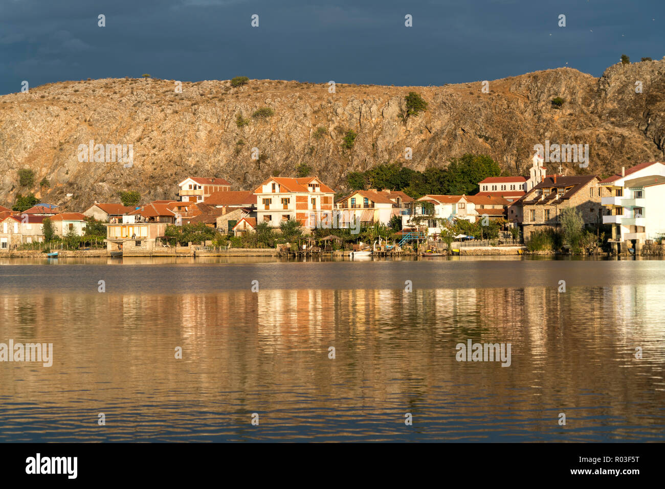 Halbinsel und Ortschaft Lin am Ohridsee, Albanien, Europa | Lin village ...