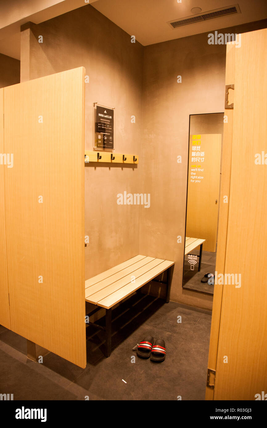 Locker arrangement hi-res stock photography and images - Alamy