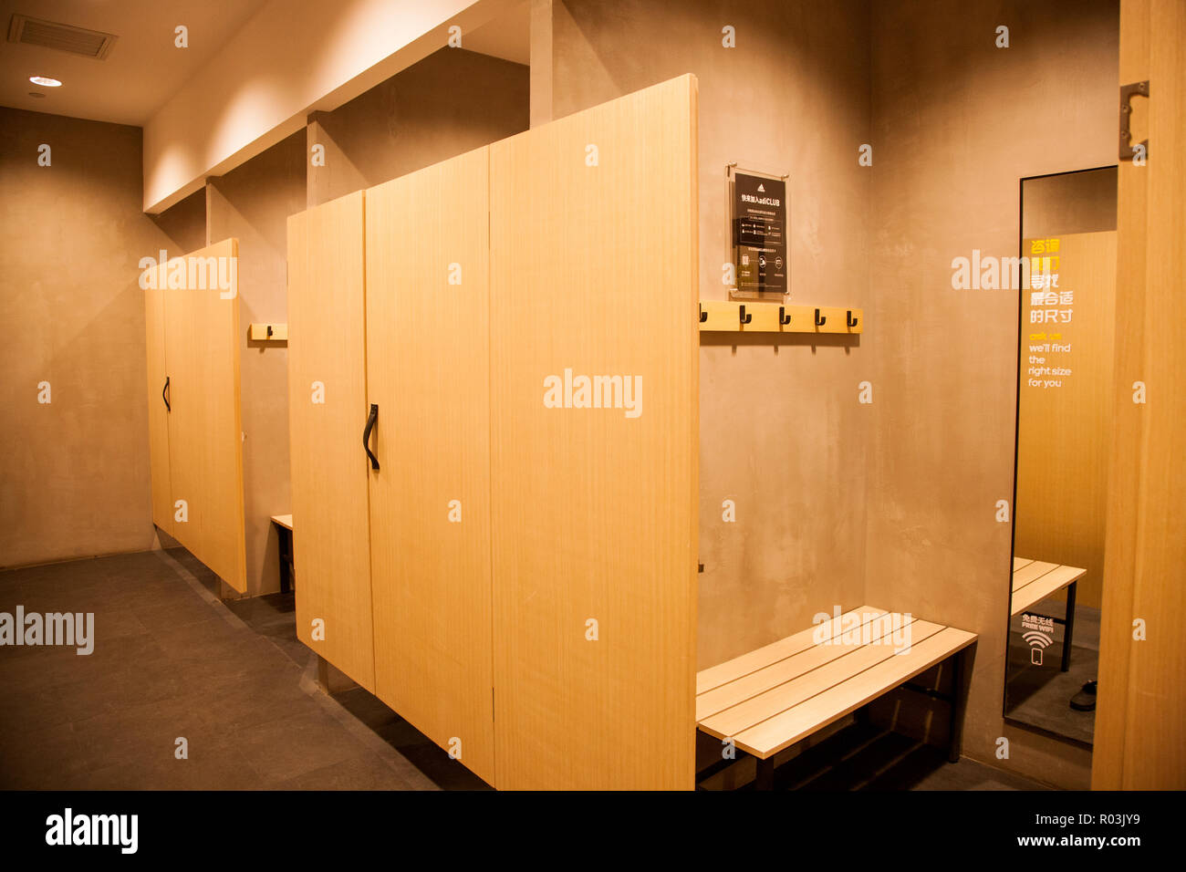 Locker arrangement hi-res stock photography and images - Alamy