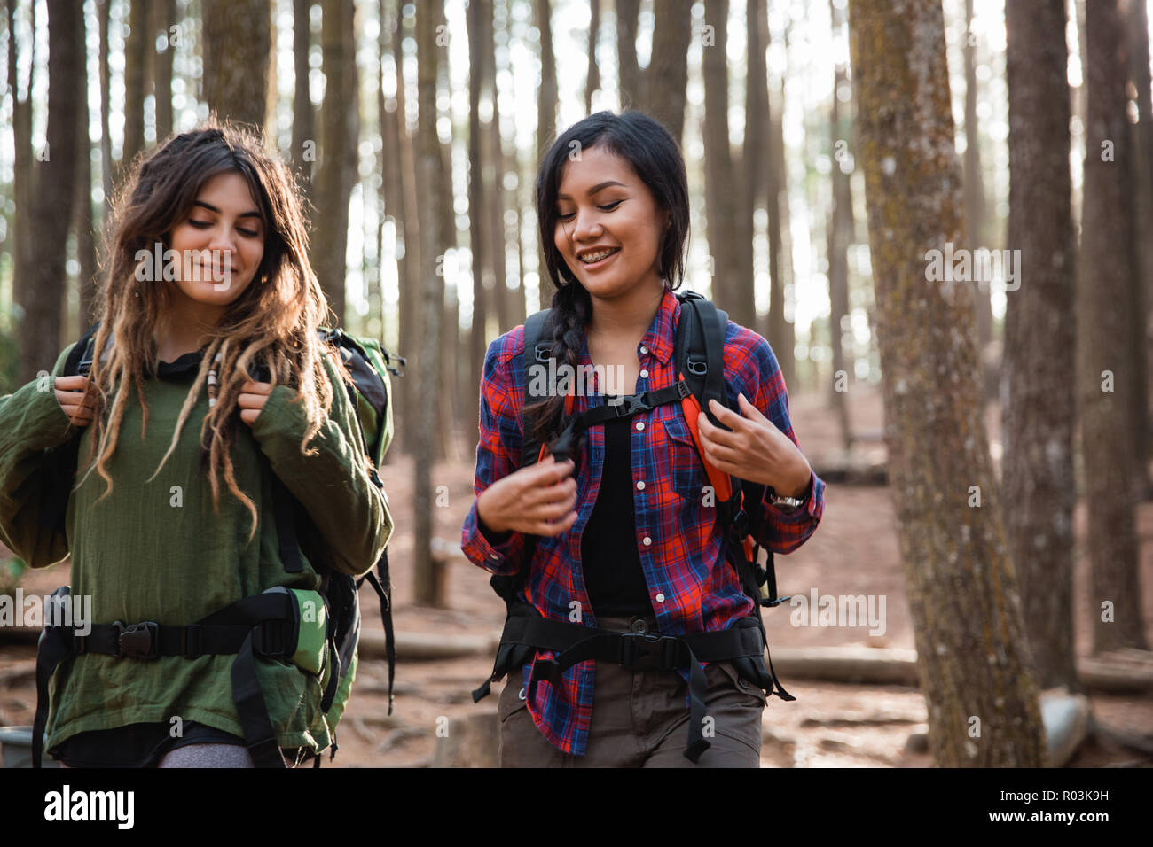 Young people discussion mountains hi-res stock photography and images - Alamy