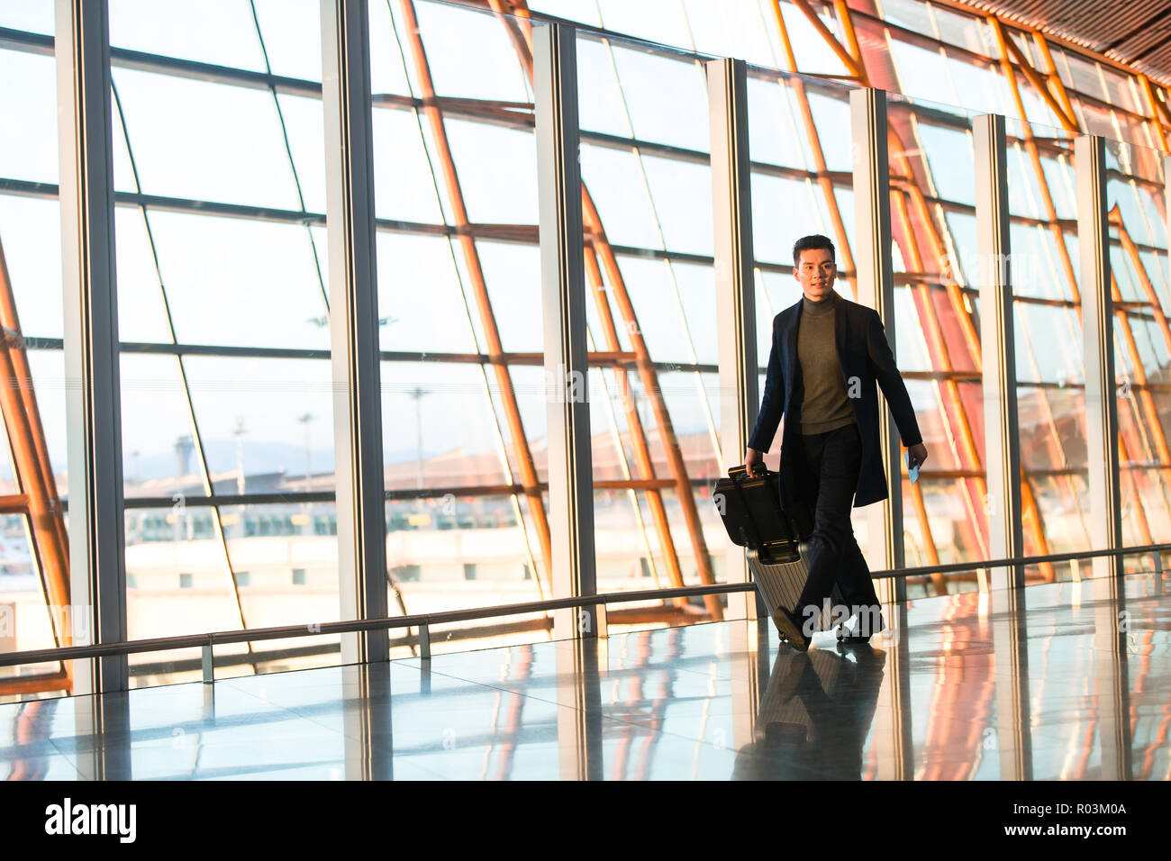 Business man at the airport Stock Photo - Alamy