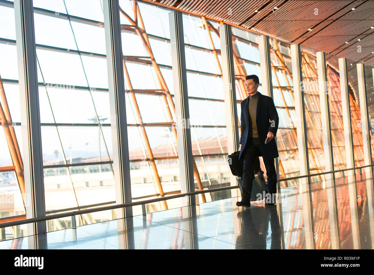 Business man at the airport Stock Photo - Alamy