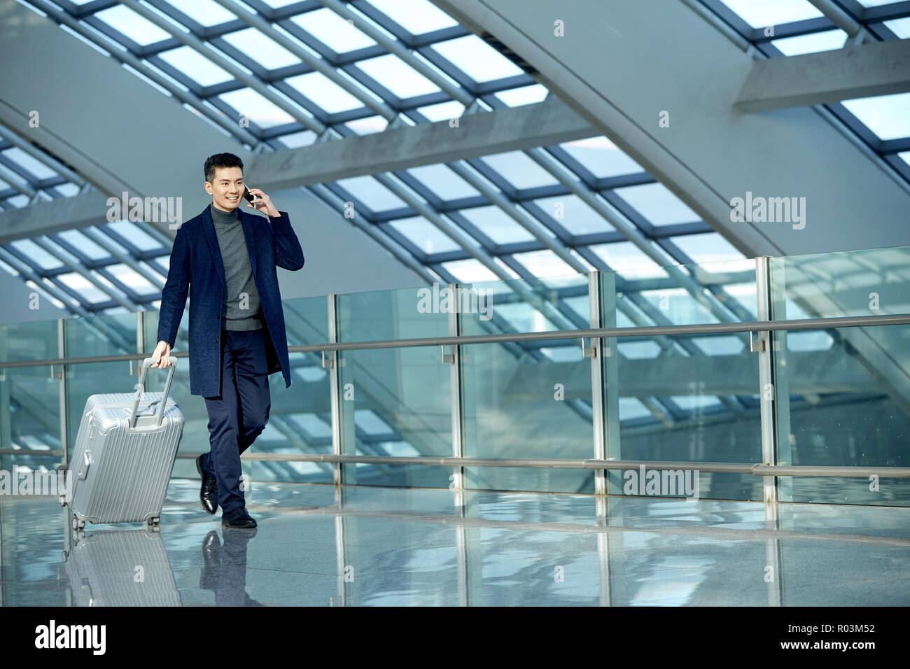 Business man at the airport Stock Photo - Alamy