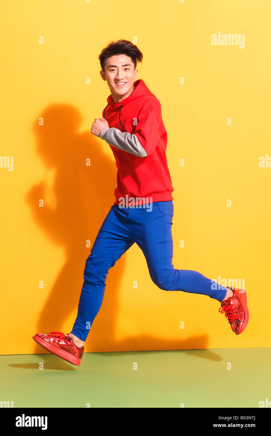 Young man running Stock Photo - Alamy