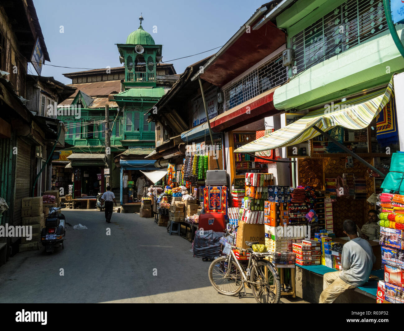 Srinagar street hi-res stock photography and images - Alamy