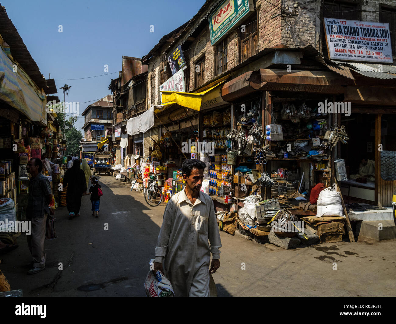 Srinagar street hi-res stock photography and images - Alamy