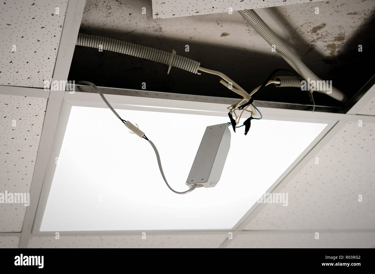 repair and installation of fluorescent lamp equipment in the office ...