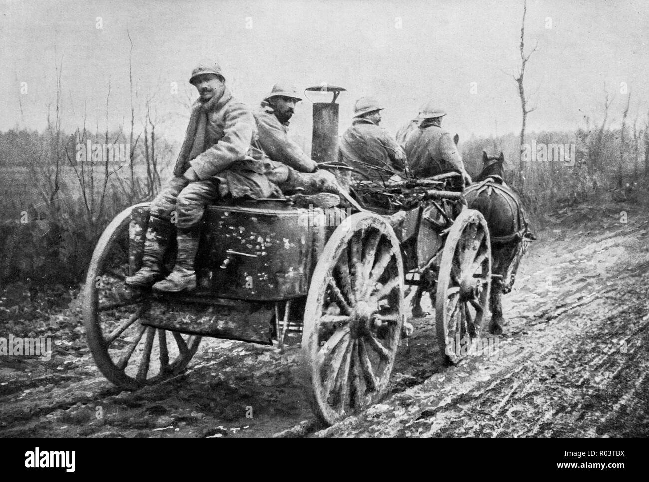 First world war soldiers cooking hi-res stock photography and images ...