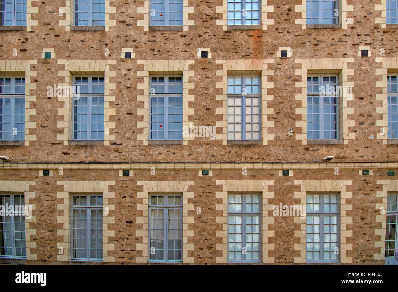Patterns windows on building hi-res stock photography and images - Alamy
